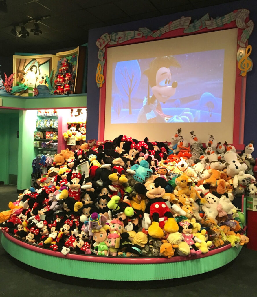15 REASONS WHY WE MISS THE OLD DISNEY STORE - Nostalchicks