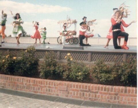 22 THROWBACK IMAGES AT DISNEY WORLDS EPCOT - Nostalchicks