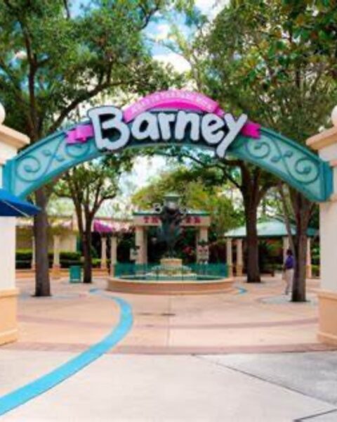 BARNEY AT UNIVERSAL STUDIOS - Nostalchicks