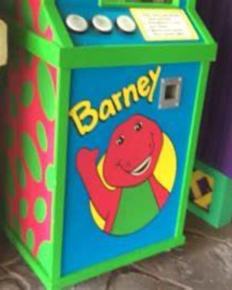 BARNEY AT UNIVERSAL STUDIOS - Nostalchicks