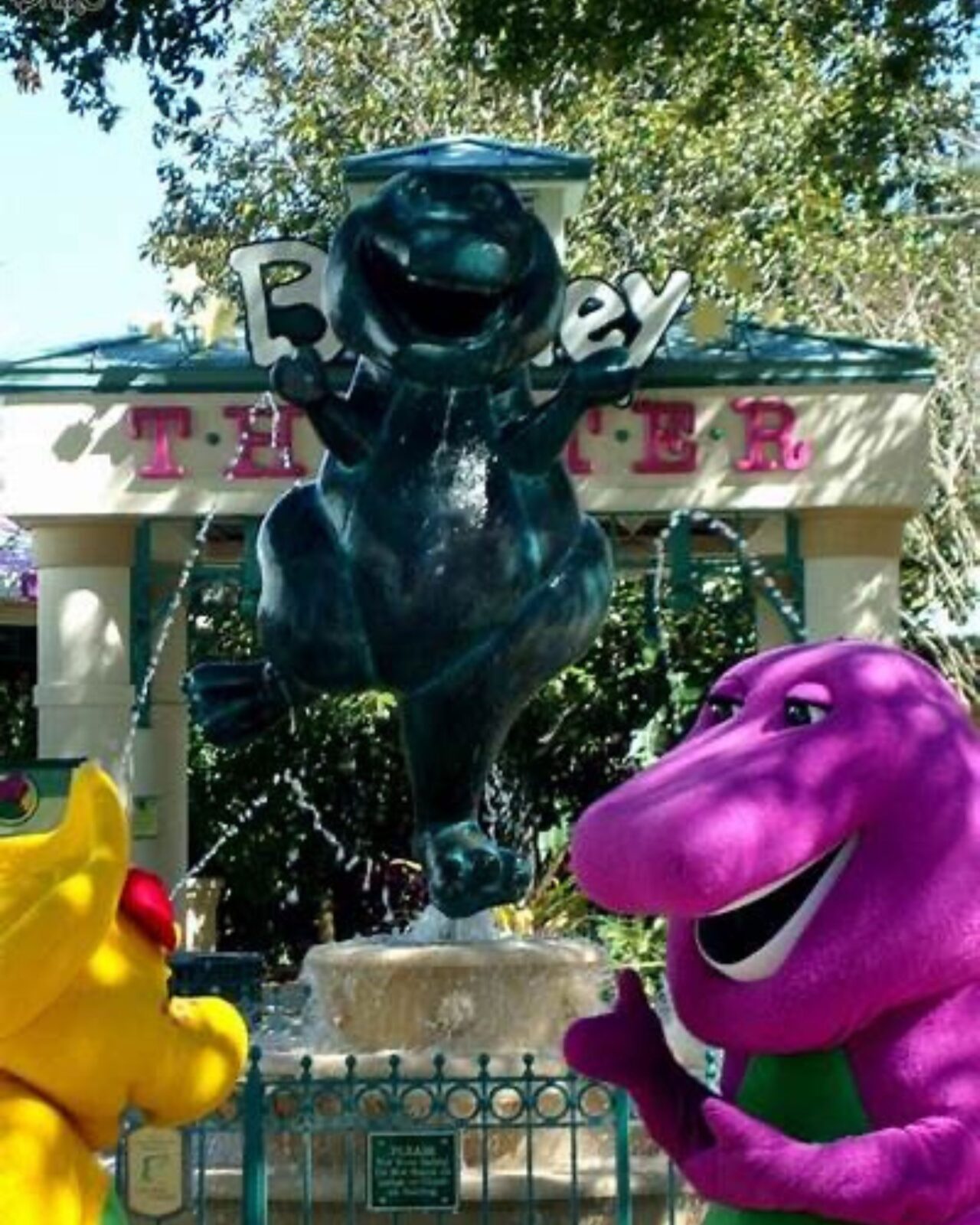 BARNEY AT UNIVERSAL STUDIOS - Nostalchicks