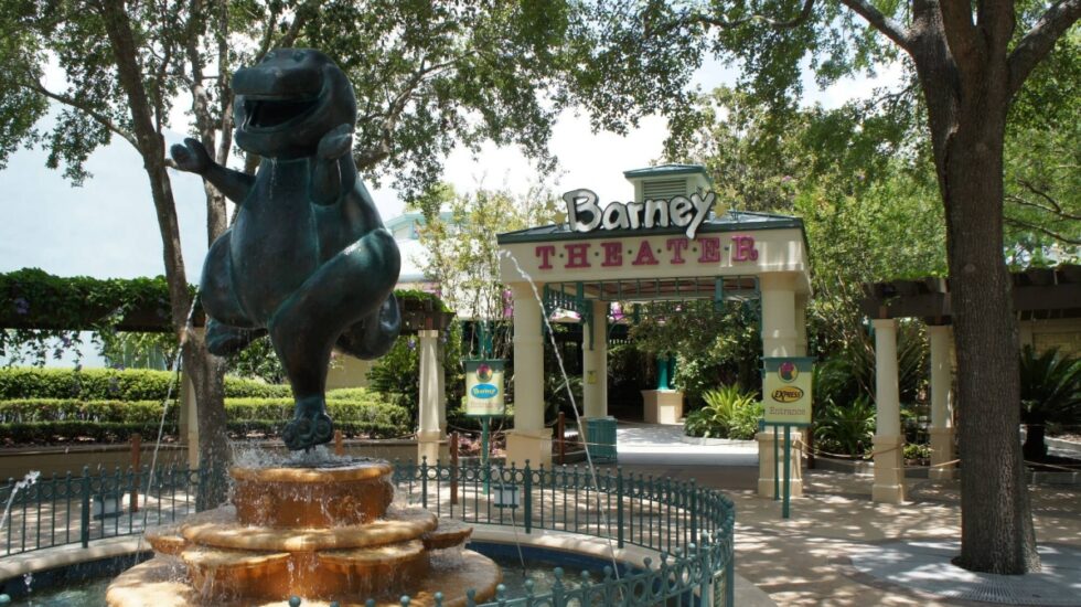 BARNEY AT UNIVERSAL STUDIOS - Nostalchicks