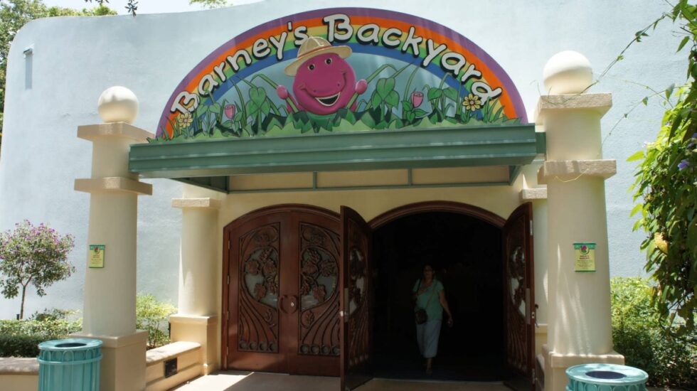 BARNEY AT UNIVERSAL STUDIOS - Nostalchicks