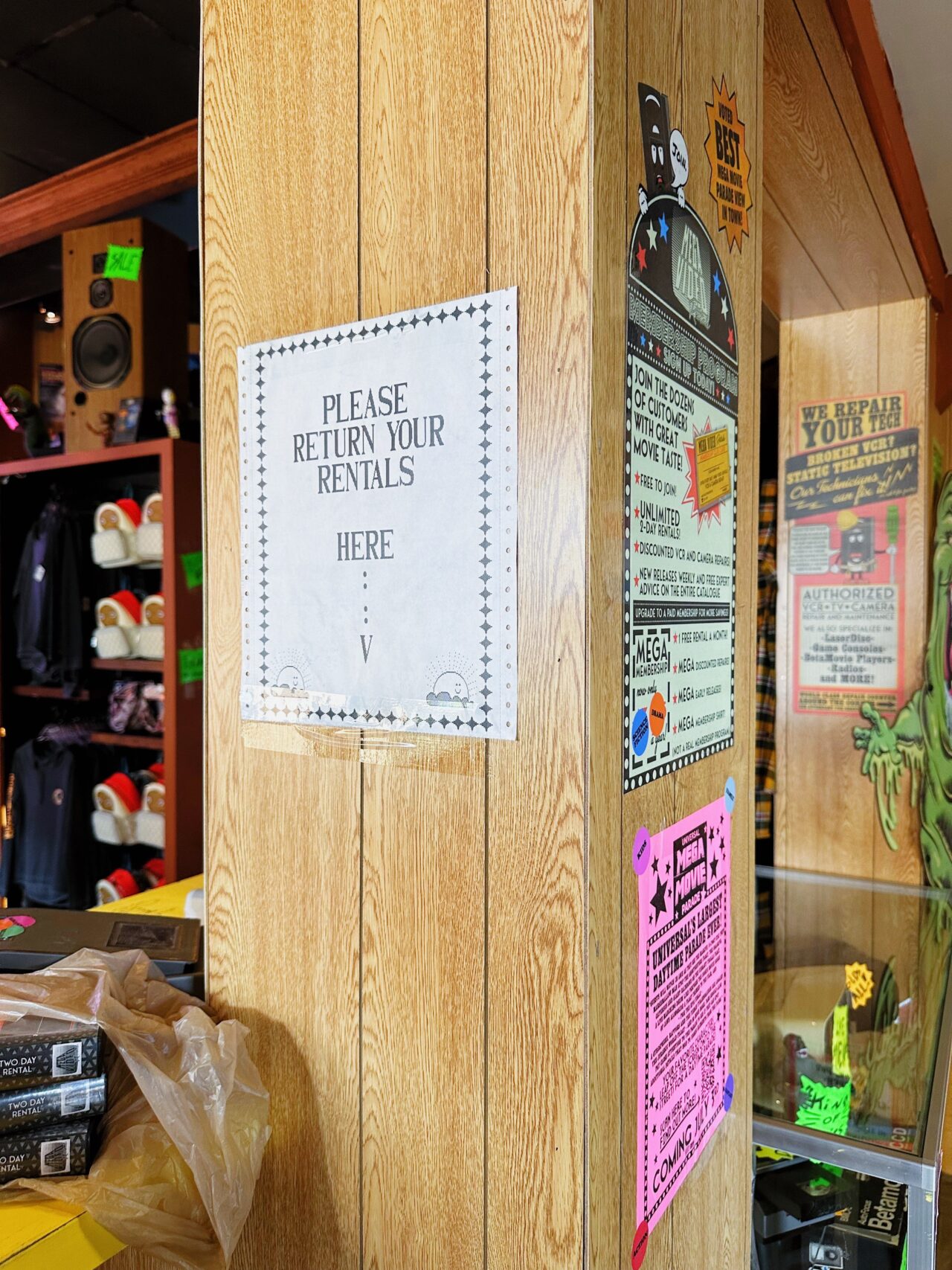 INSIDE UNIVERSAL STUDIOS TRIBUTE STORE SUMMER 2024 - Nostalchicks