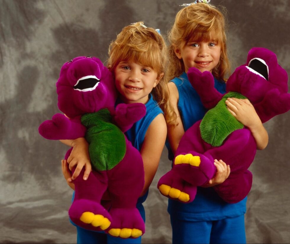 MARY-KATE AND ASHLEY OLSEN WITH BARNEY - Nostalchicks