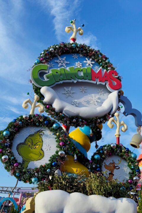 A NOSTALCHICKS GRINCHMAS AT UNIVERSAL - Nostalchicks